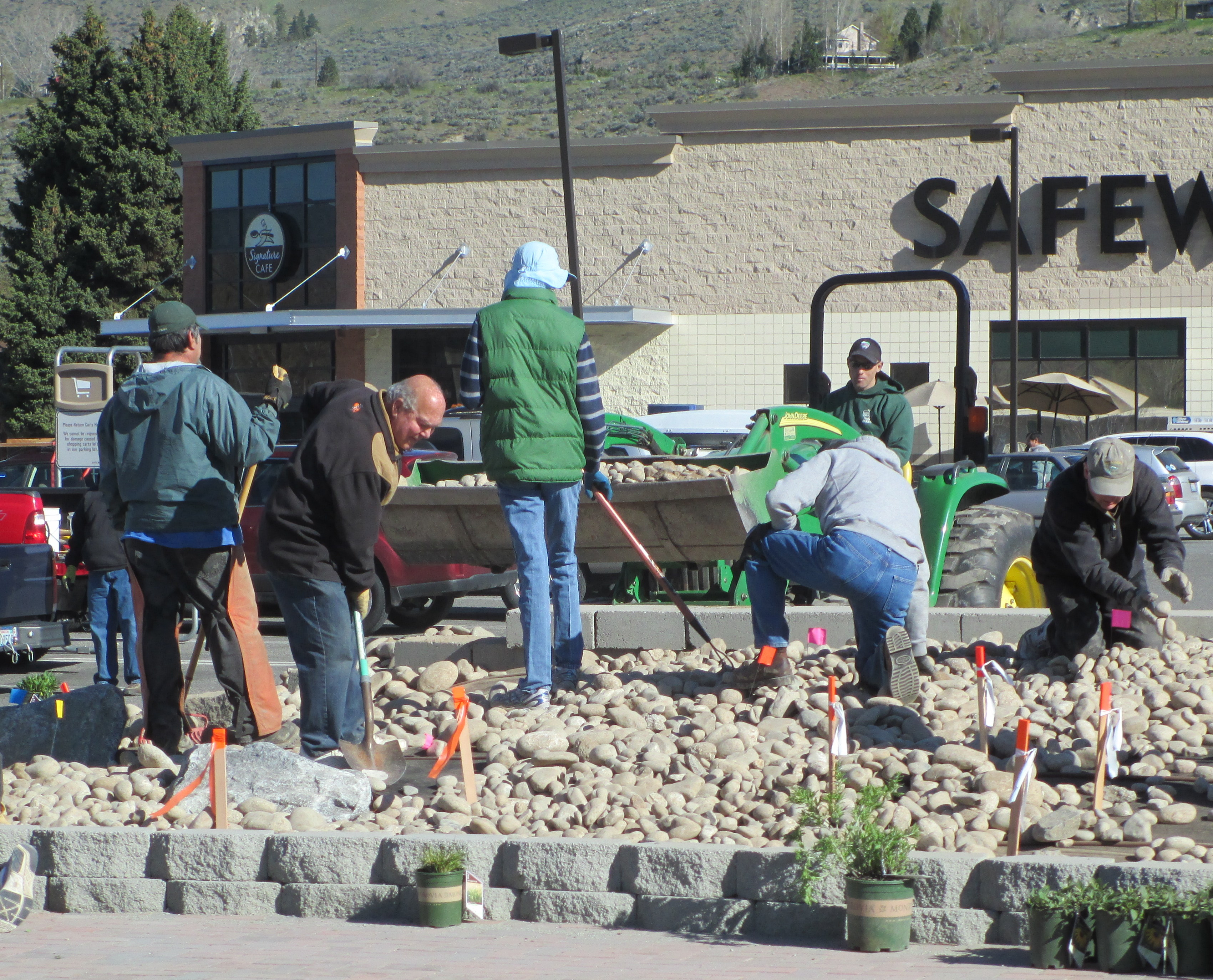 Service Safeway Park 13 – Lake Chelan Rotary
